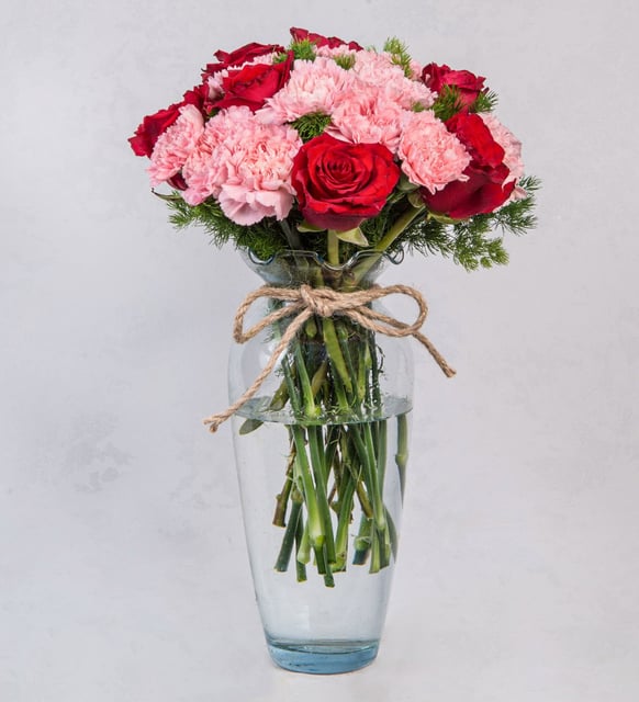 Detalle de Claveles Rosas y Rosas Rojas - LolaFlora