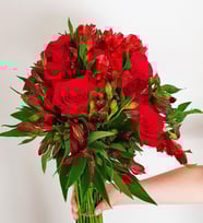 Flores Frescas: Rosas Y Astromelias Rojas - LolaFlora